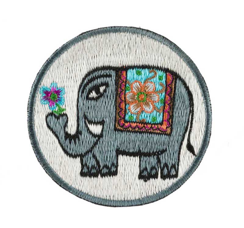 Patch brodé Éléphant avec sa trompe en l'air - Ecusson fait main au Népal