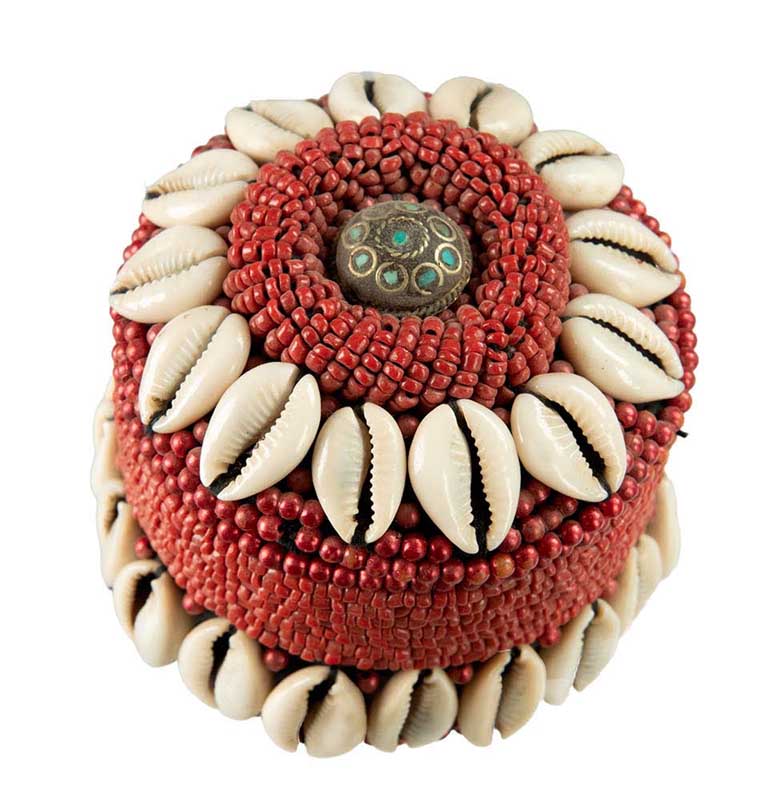Boite à bijoux tradition tibétaine avec cauris et perles rouges